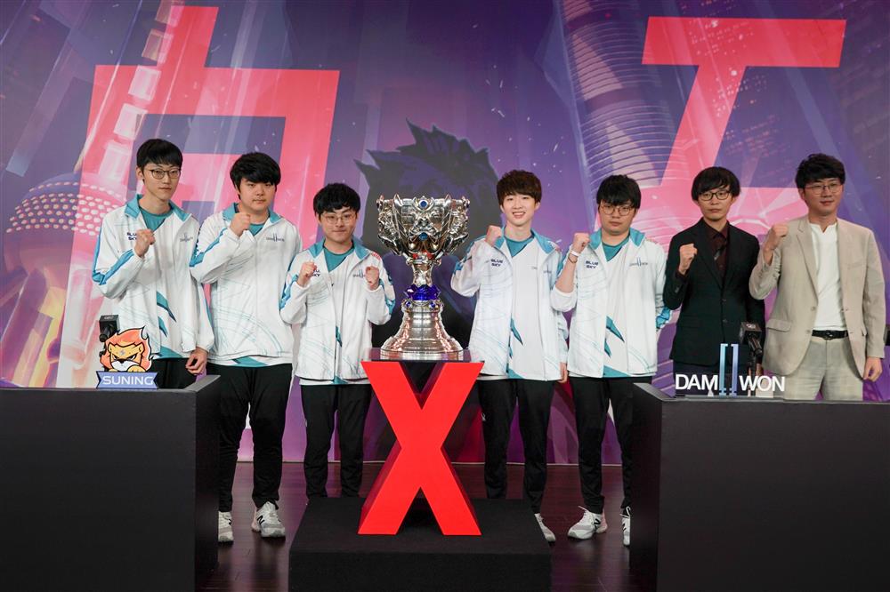 SN对战DWG，S10迎冠军之战丨过去一月，电竞如何点亮这座城？