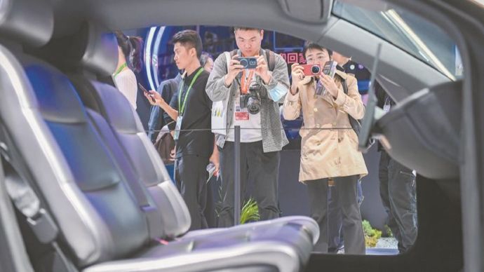 特斯拉Cybercab开进“未来街区”